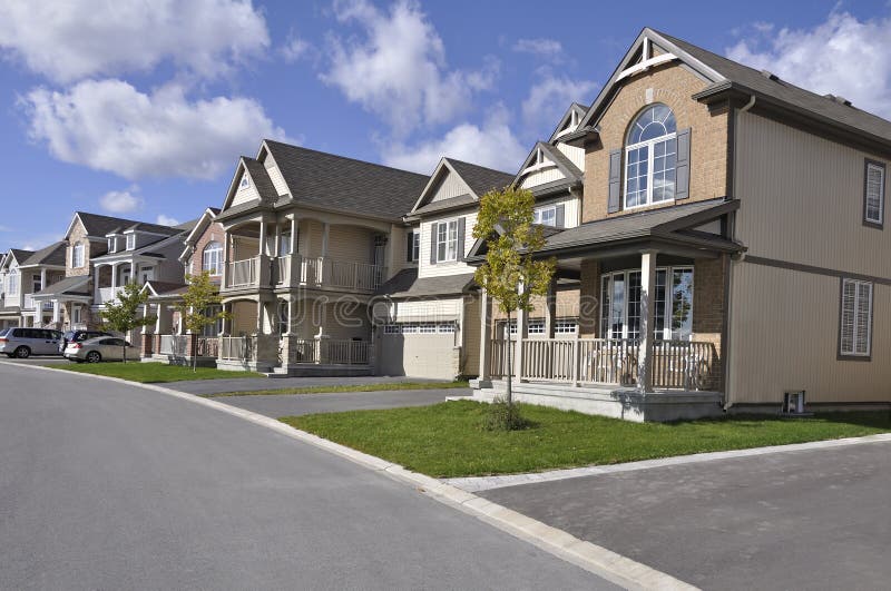 Case Unifamiliari Moderne in Una Strada Tranquilla Immagine Stock ...