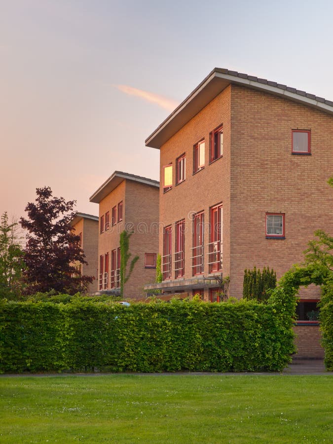 Case a schiera moderne fotografia stock. Immagine di futuristico - 28648910