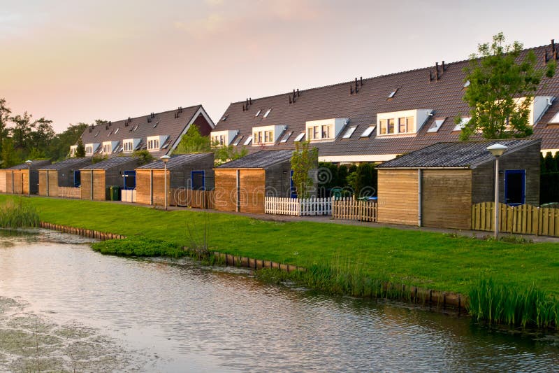 Case a schiera moderne immagine stock. Immagine di moderno - 28649025