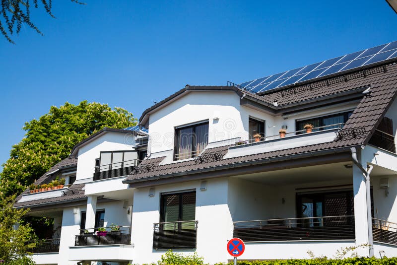 Case a Schiera Moderne, Germania Immagine Stock - Immagine di ...