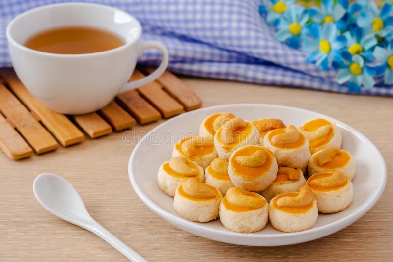 Cashewnuss-Kekse Oder Singapore-Kekse Auf Weißem Teller Und Tasse Tee ...