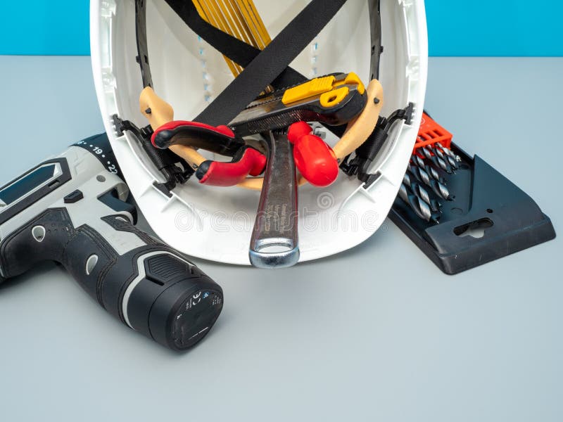 Casque De Construction Blanc Et Outils De Construction Photo stock ...
