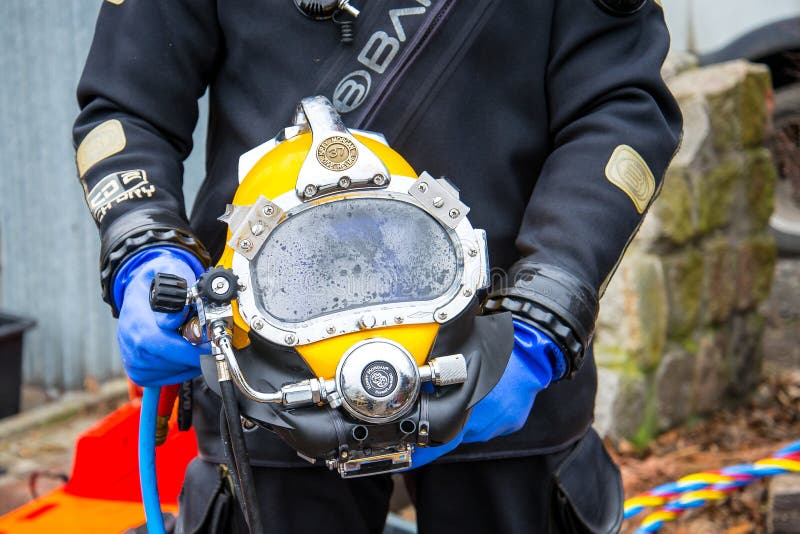 Casque de plongée photographie éditorial. Image du bleu - 86511557