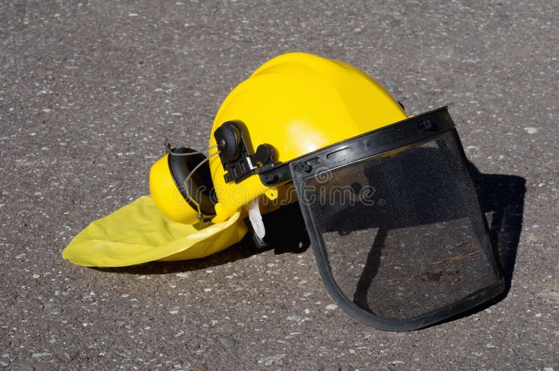 Casque De Construction Jaune Sur Le Bois Et Le Mur Image stock - Image ...