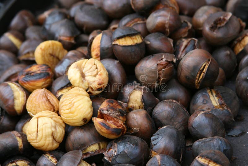 Castanhas doces Roasted foto de stock. Imagem de fruta - 2438690