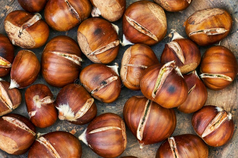 Castanhas doces Roasted foto de stock. Imagem de alimento - 2438690