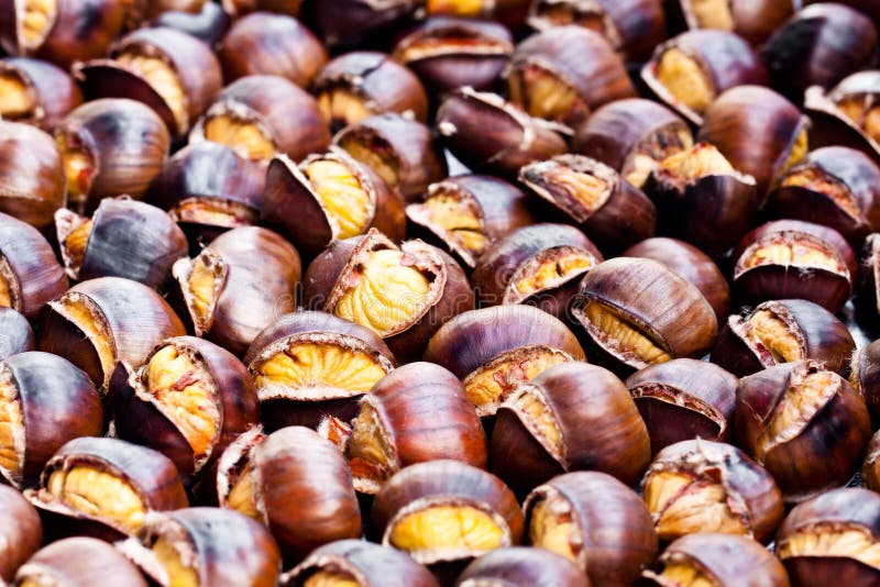 Castanhas doces Roasted foto de stock. Imagem de alimento - 2438690