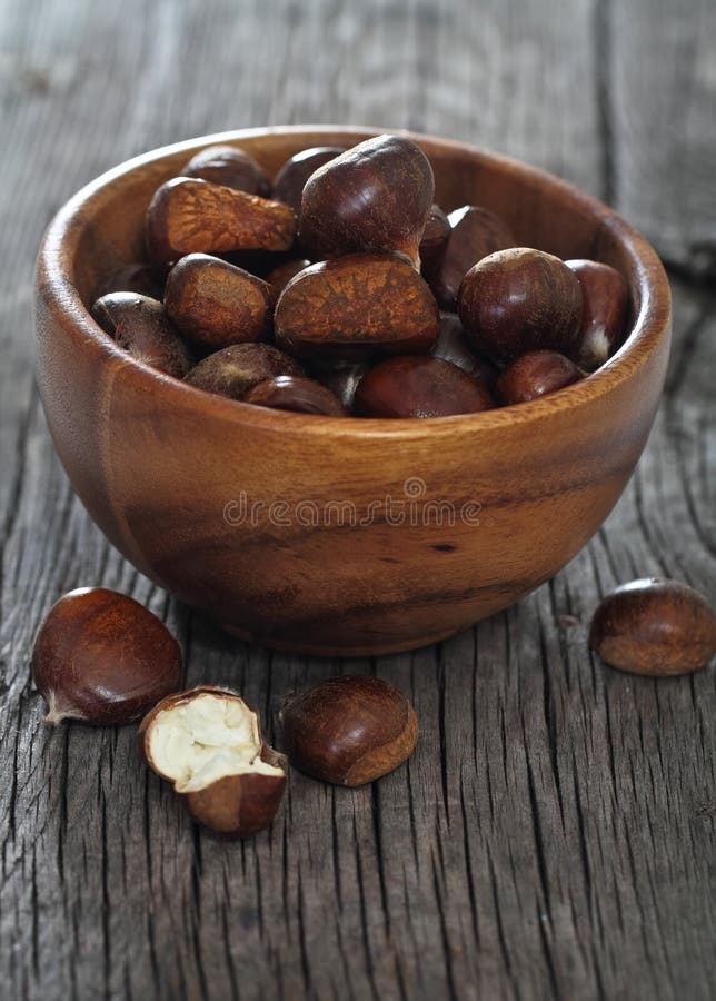 Castanhas Roasted No Fundo De Madeira Imagem de Stock - Imagem de ...