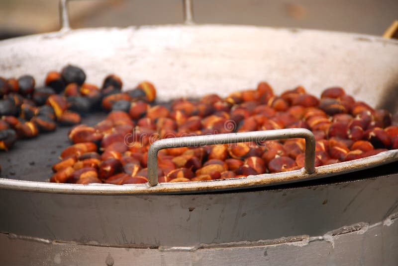 Castanhas Roasting foto de stock. Imagem de sazonal, alimento - 1569612