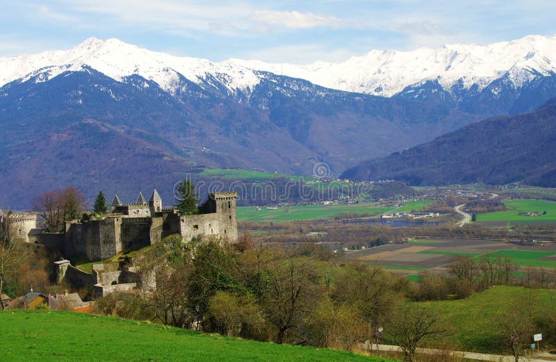 Castel medieval de miolan imagem de stock. Imagem de vale - 13982037