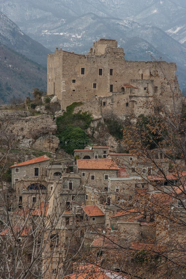 Pueblo De Colletta Di Castelbianco Ancient En Liguria Foto de archivo ...