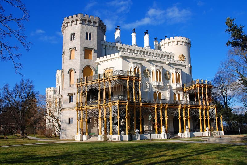 Castello immagine stock. Immagine di affiancato, castello - 1976177