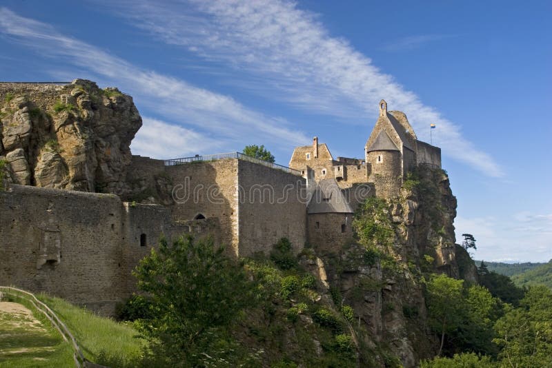 Castello Di Karlstein Sul Cielo Nuvoloso Fotografia Stock - Immagine di ...