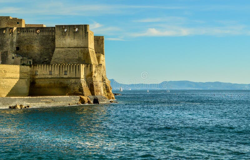 Castello Dalla Riva Di Napoli Fotografia Stock - Immagine di ...