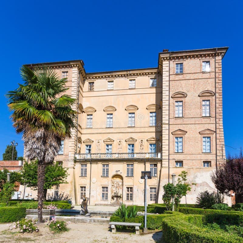 Castello Reale Di Govone, Piemonte, Nord Italia Immagine Stock ...
