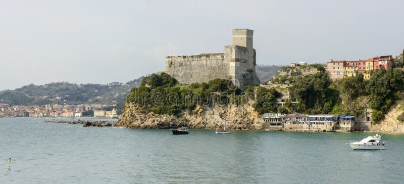 Castello Di Lerici Dal Capo Di Maralunga Immagine Stock - Immagine di ...