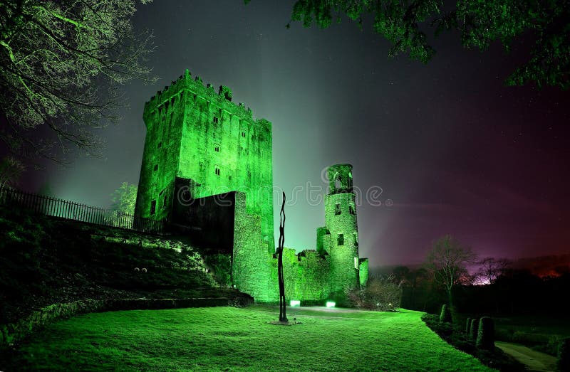 Castello di lusinga fotografia stock. Immagine di notte - 38728738