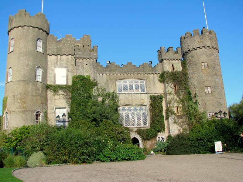 Castello Medioevale Irlandese A Malahide, Dublino Immagine Stock ...