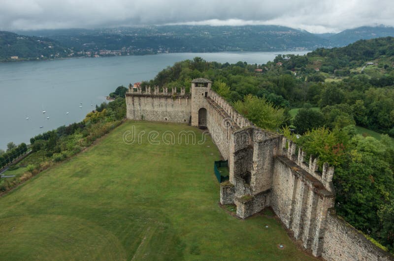 Castello Di Medieval Rocca Di Angera, Lago Maggiore Fotografia Stock ...