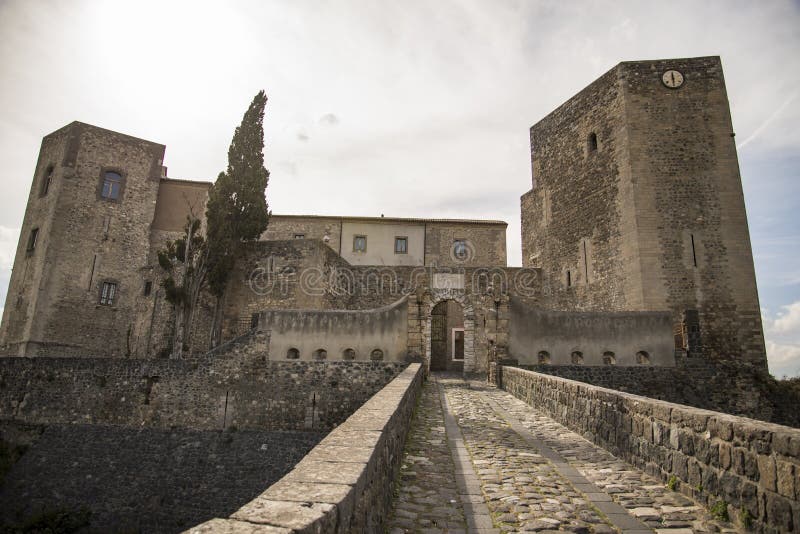 Castello Di Melfi in Basilicata Fotografia Stock - Immagine di ...