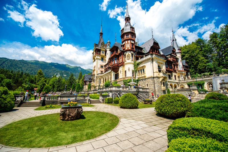 Castello Reale Di Peles E Bello Giardino, Sinaia, Romania Immagine ...