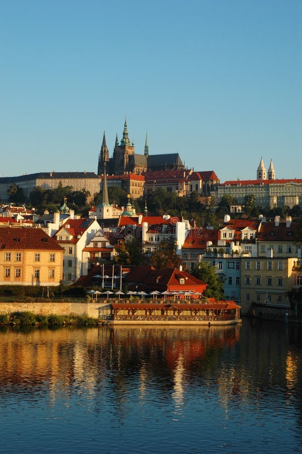 Il Castello Di Praga Di Notte Fotografia Stock - Immagine di europa ...