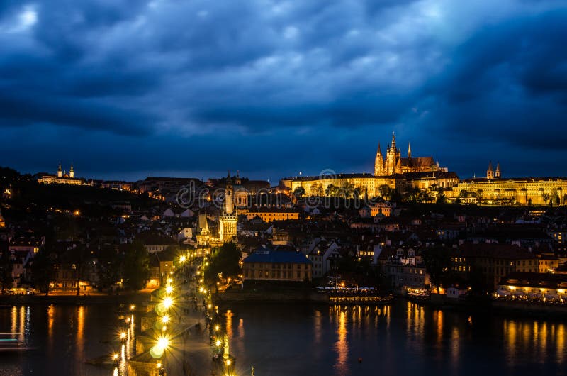 Castello Di Praga, Charles Bridge E La Moldava, Praga, Capitale Della ...