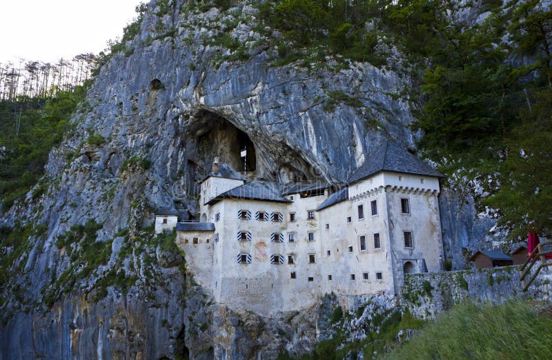 Castello Di Predjama in Caverna Di Postumia, Slovenia Fotografia Stock ...