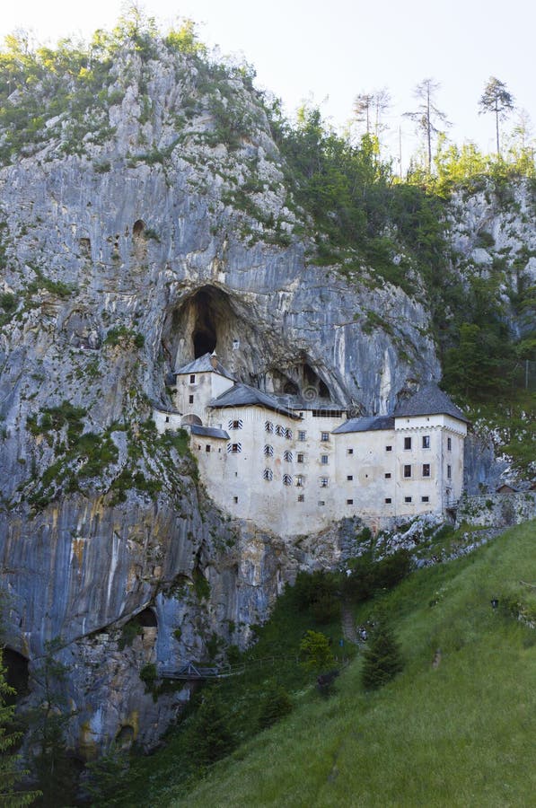 Castello Di Predjama in Caverna Di Postumia, Slovenia Immagine Stock ...