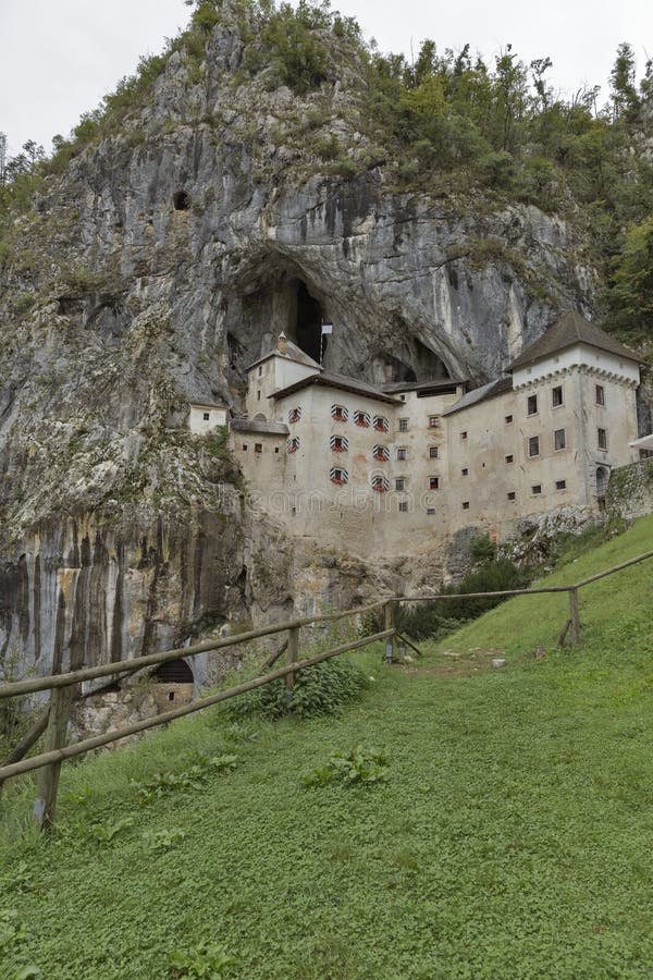 Castello Di Predjama in Caverna Di Postumia, Slovenia Fotografia Stock ...
