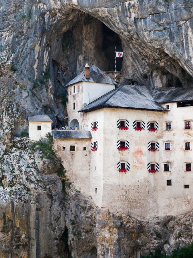Castello Di Predjama Costruito Nella Caverna Immagine Stock - Immagine ...