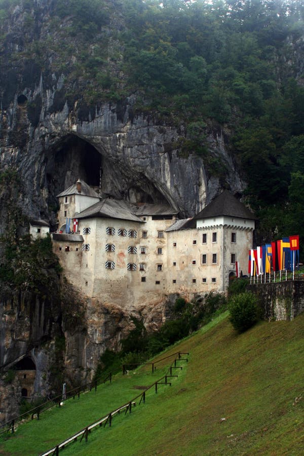 Castello Di Predjama, Slovenia Vista Scenica Del Castello Di Predjama ...