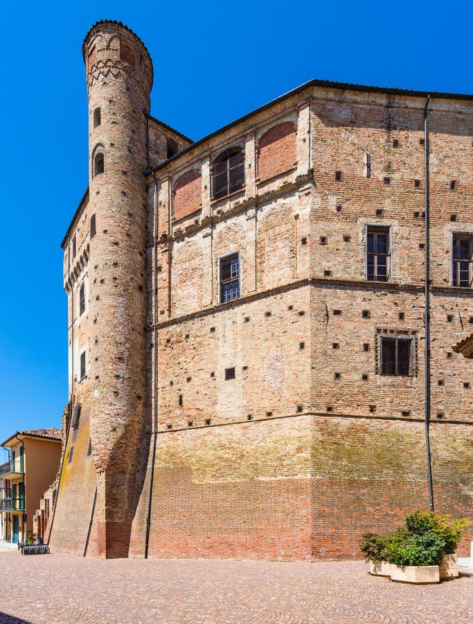 Castello Di Roddi, Situato in Piemonte, L'Italia Fotografia Stock ...