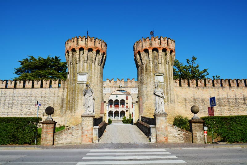 Castello a Treviso, Italia fotografia stock. Immagine di colorato ...