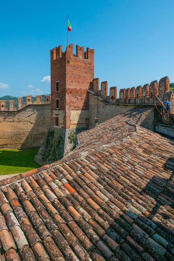 Castello Di Soave Vicino a Verona Immagine Stock - Immagine di tetti ...