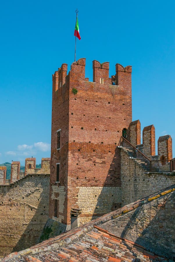 Castello Di Soave Vicino a Verona Immagine Stock - Immagine di tetti ...