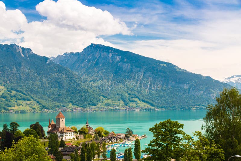 Castello Di Spiez Dal Lago Thun, Svizzera Immagine Stock - Immagine di ...