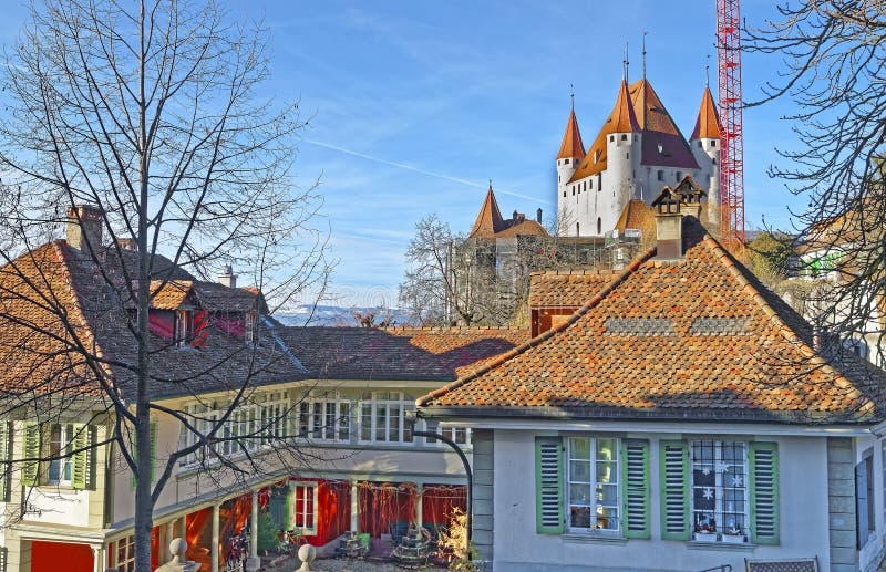 Castello Di Thun Sopra La Città Hall Square in Thun Città Vecchia ...