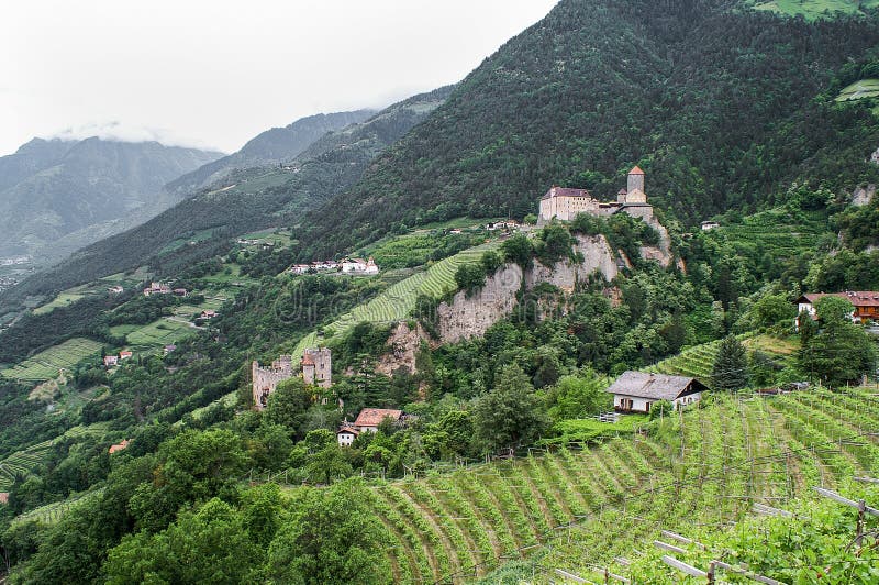 Castello Di Tirolo Ed Il Fontana-castello Immagine Stock - Immagine di ...