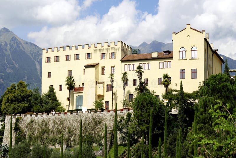 Il Castello Merano Italia Di Trauttmansdorff Fiorisce E Giardini Delle ...