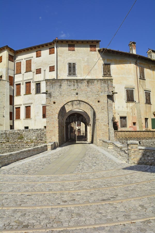 Castello di Valvasone fotografia editoriale. Immagine di storico - 76229806