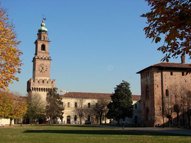Il Castello Di Vigevano Si è Acceso Dal Sole Nella Provincia Di Pavia ...