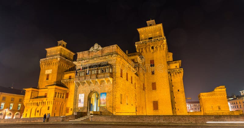 Castello Estense, En Omgiven Med Vallgrav Medeltida Slott Fotografering ...