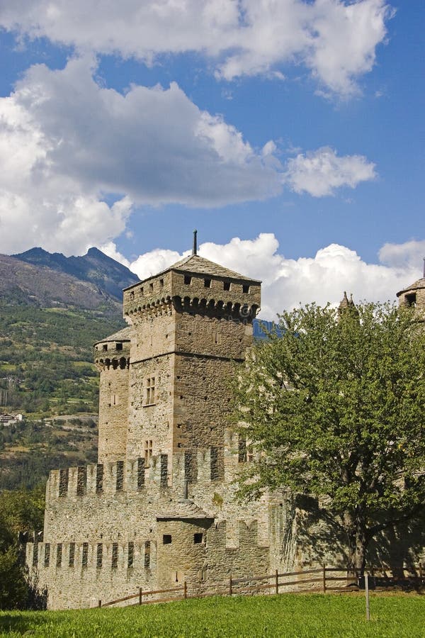 Castello Di Fenis, Valle Di Aosta, Italia Immagine Stock - Immagine di ...