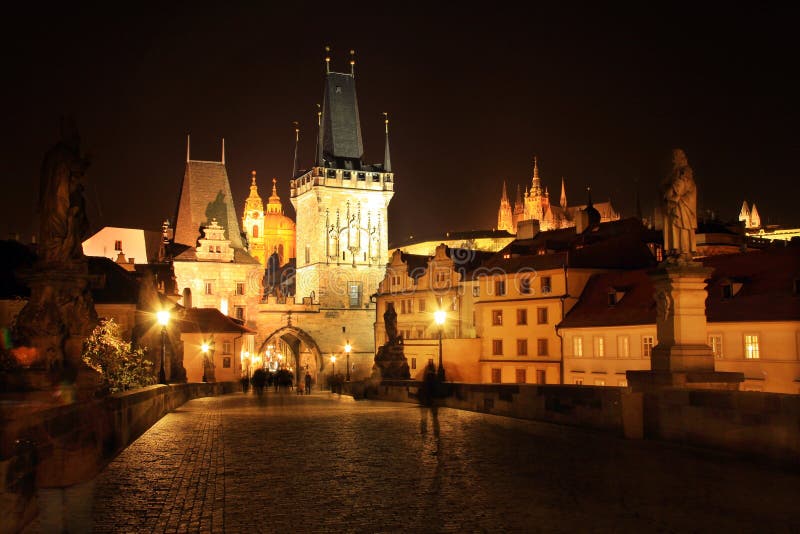 Castello Gotico Di Praga Di Notte Immagine Stock - Immagine di acqua ...