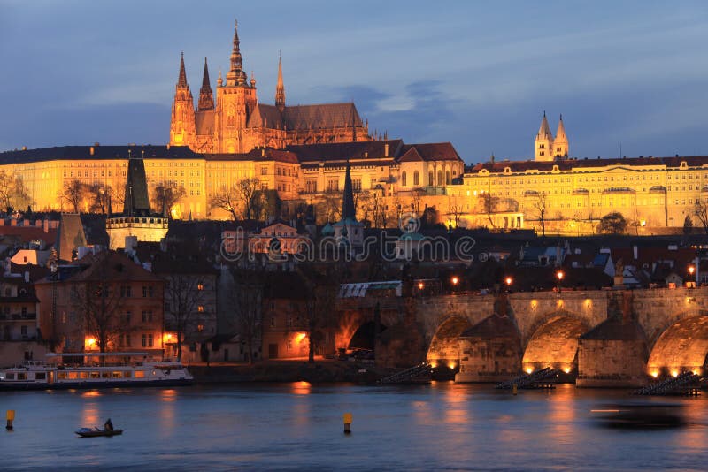 Castello Gotico Variopinto Di Praga Nella Notte Fotografia Stock ...