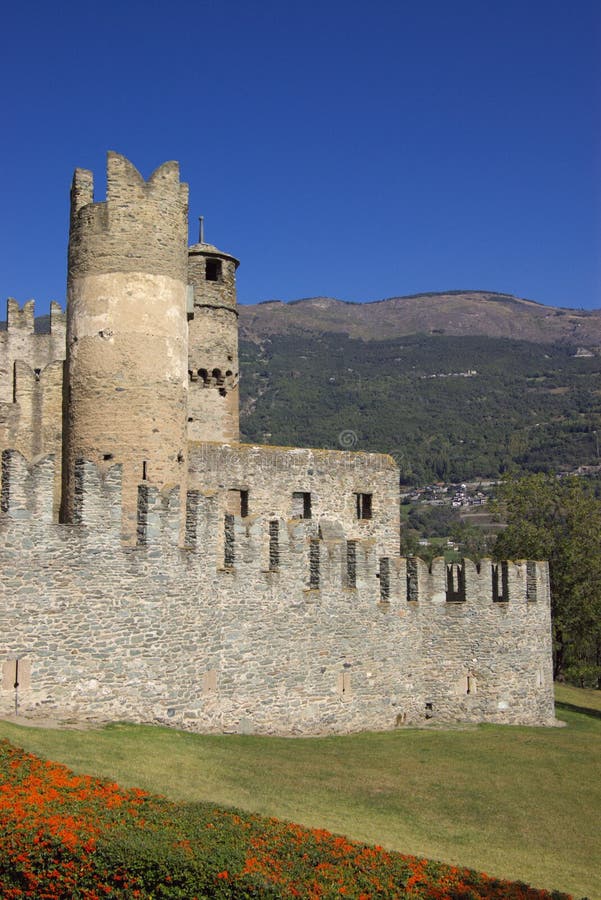 Castello in Italia, Aosta immagine stock. Immagine di frammento - 6904317