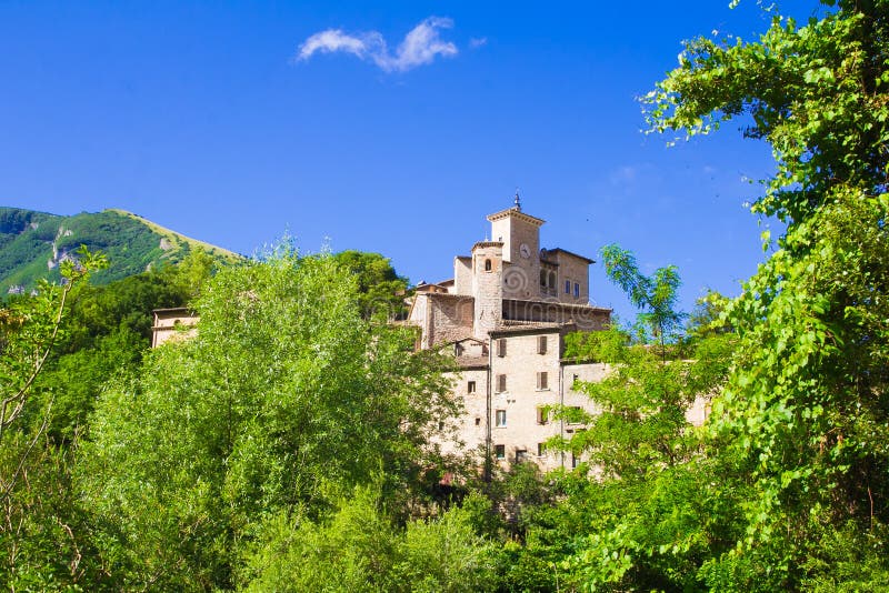 Il Castello Di Brancaleoni Nel Centro Di Piobbico Fotografia Stock ...