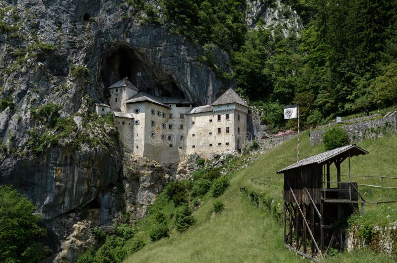 Castello Medioevale Di Predjama Immagine Stock - Immagine di slovenia ...