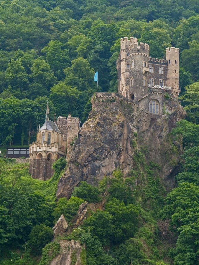 Castello Medievale Sulla Roccia Fotografia Stock - Immagine di ...